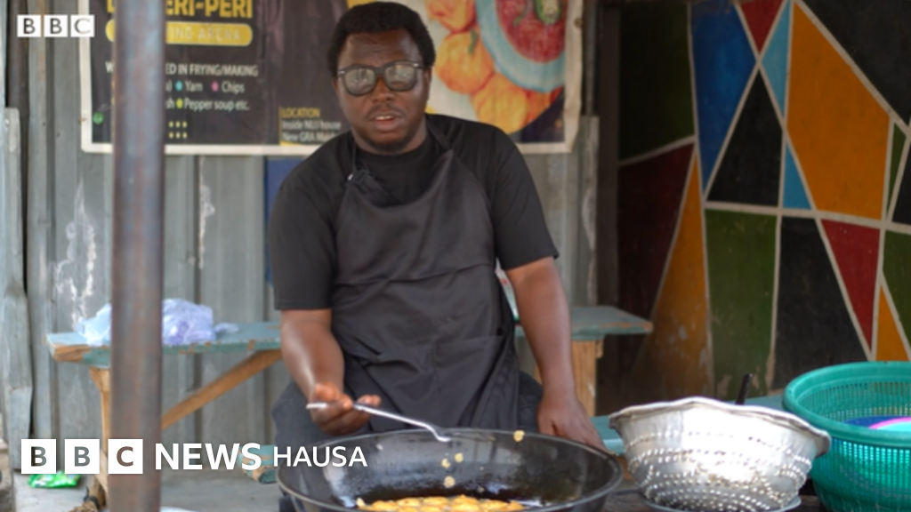 Dan jarida mai digiri biyu da ke sana’ar tuyar kosai a Maiduguri - BBC ...