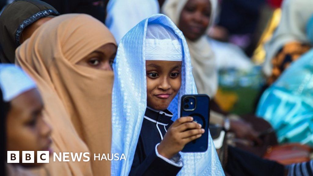 Yara a wajen sallar Idi da masu hawan doki na cikin hotunan Afrika na ...