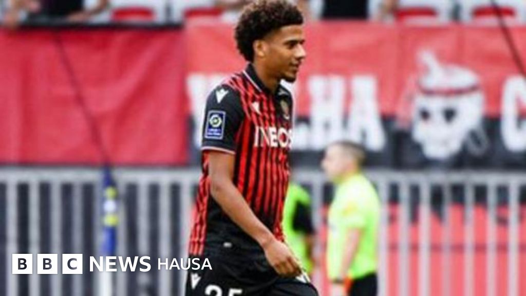 An bai wa dan wasa jan kati a dakika tara a French League - BBC News Hausa