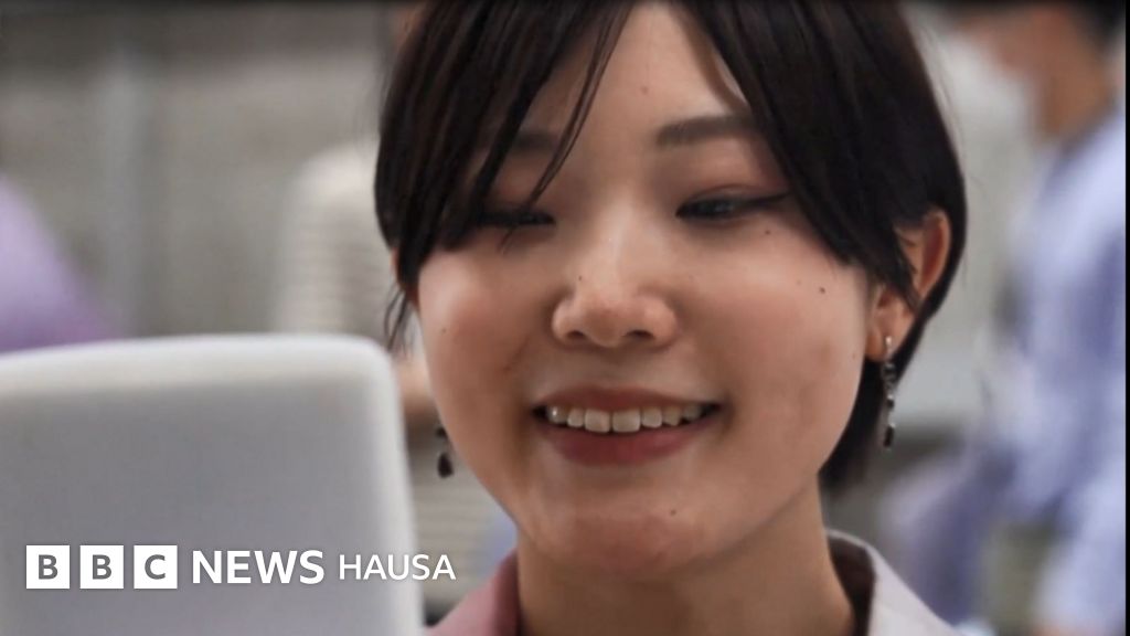 Kalli yadda ake koyar da mutane murmushi bayan wucewar korona - BBC ...