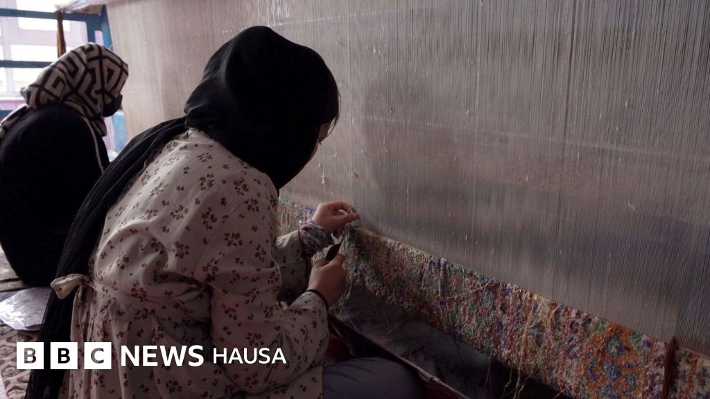 Yadda yara mata suka koma sana'ar saƙa kafet bayan haramta musu zuwa ...