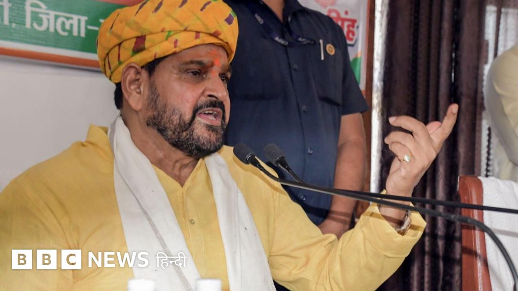 बृजभूषण सिंह के ख़िलाफ़ दिल्ली पुलिस की चार्जशीट में क्या-क्या है? - BBC News हिंदी