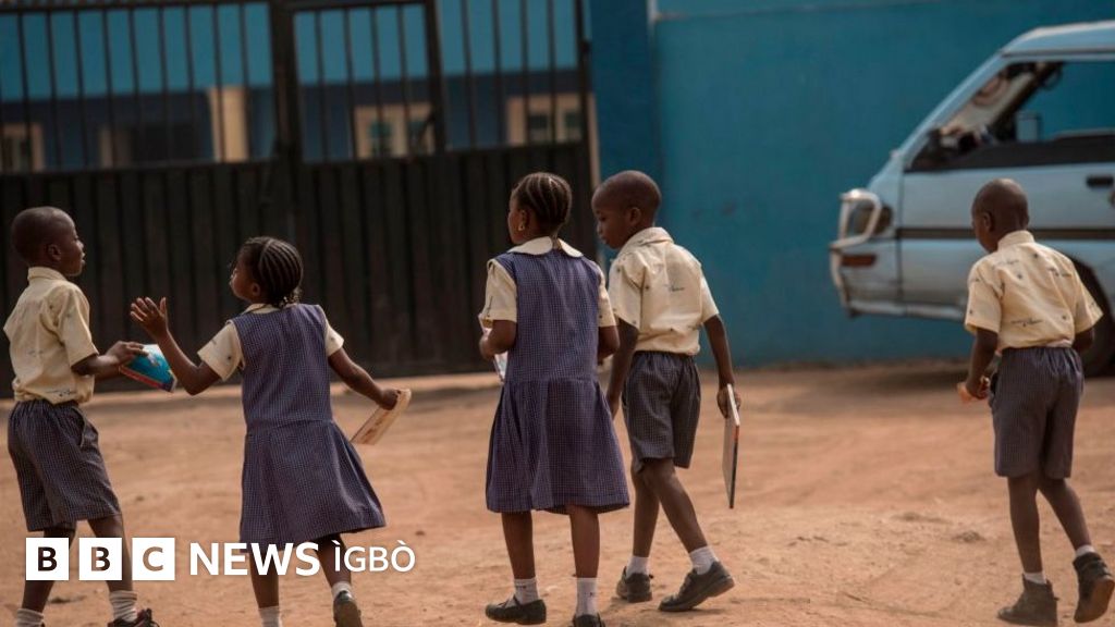 A nwuchiela ndị nwe ụlọakwụkwọ makwa ndị nkuzi niile ebe ụmụaka atọ na ...