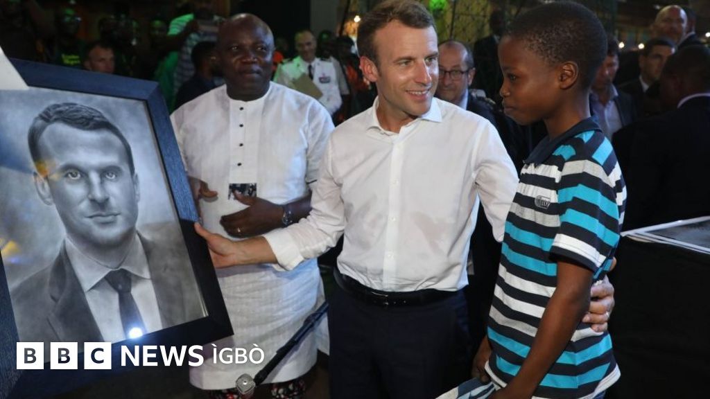 Emmanuel Macron ekelela nwantakịrị nwoke sere ya - BBC News Ìgbò