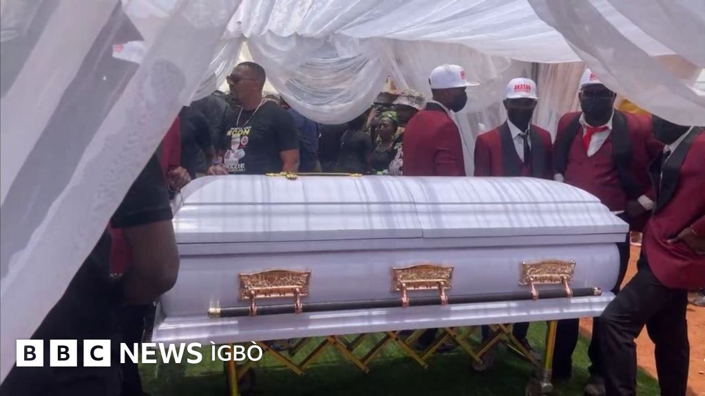 Etu ụmụafọ Enugwu si eru uju n'olili ozu Igbo-Jah, onye a gbagburu n'ụlọ ndị uweojii - BBC News Ìgbò