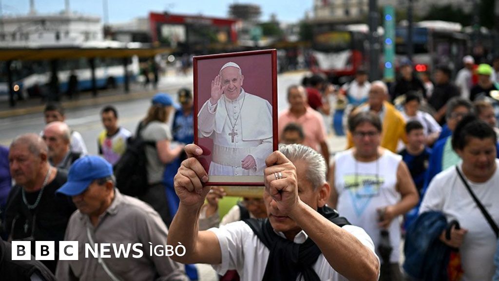 Foto: Etu ndị mmadụ si ekpere Pope Francis ekpere n'ụwa - BBC News Ìgbò