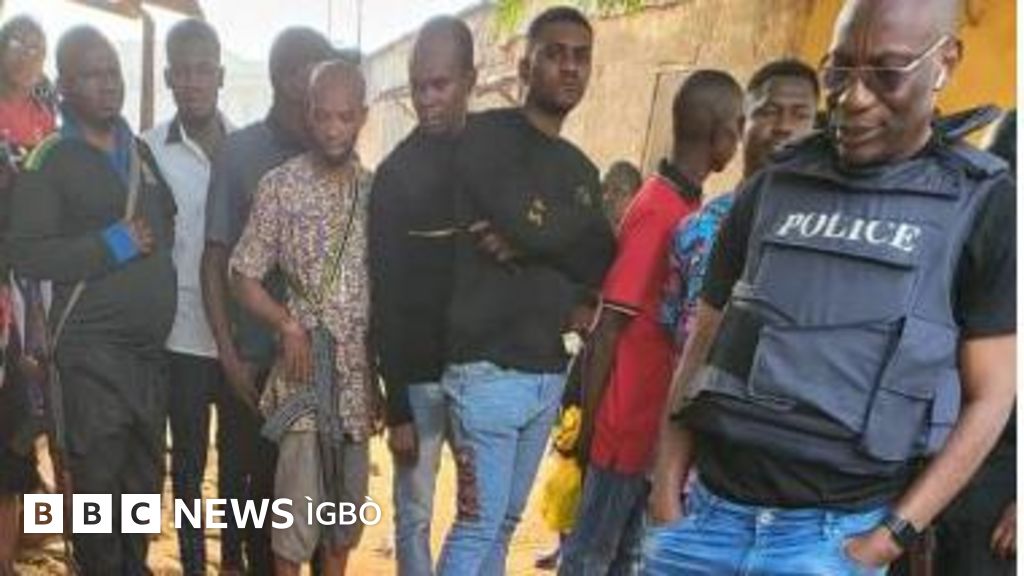 Ndị uweojii anọ, ndị ojiegbe atọ lara mmụọ na mwakpo n'Awada 'police station' - BBC News Ìgbò