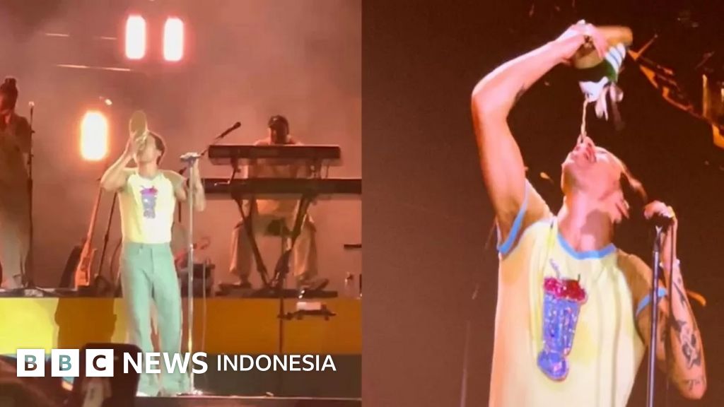 Harry Styles minum air dari sepatu, apa itu tradisi 'shoey' yang ...