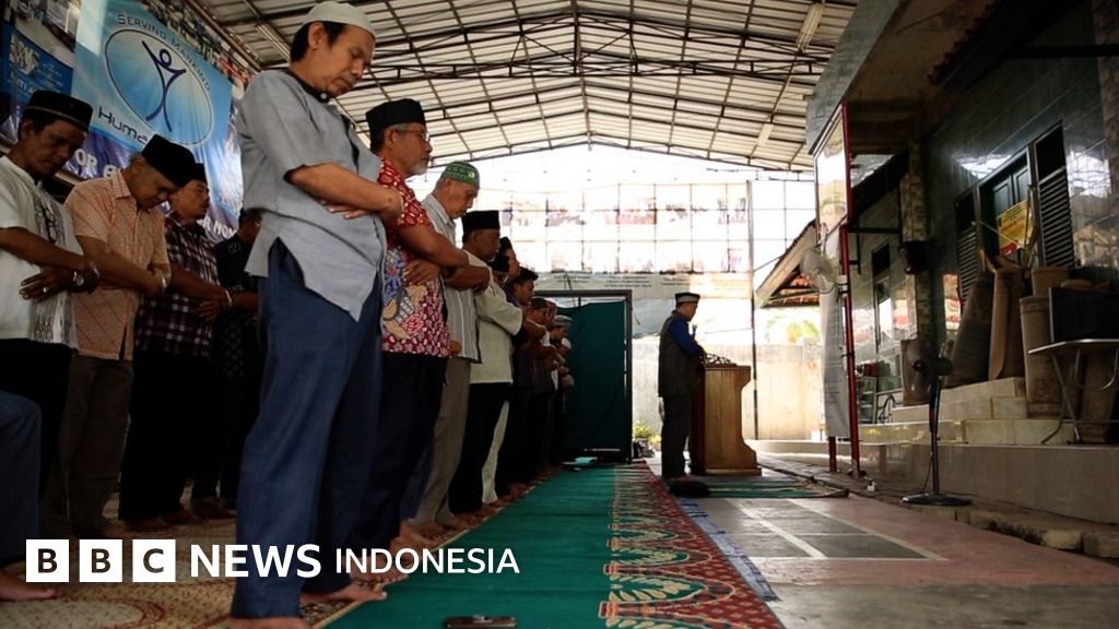 Masjid Ahmadiyah: Ditutup paksa di Indonesia, dibangun megah di Inggris - BBC News Indonesia