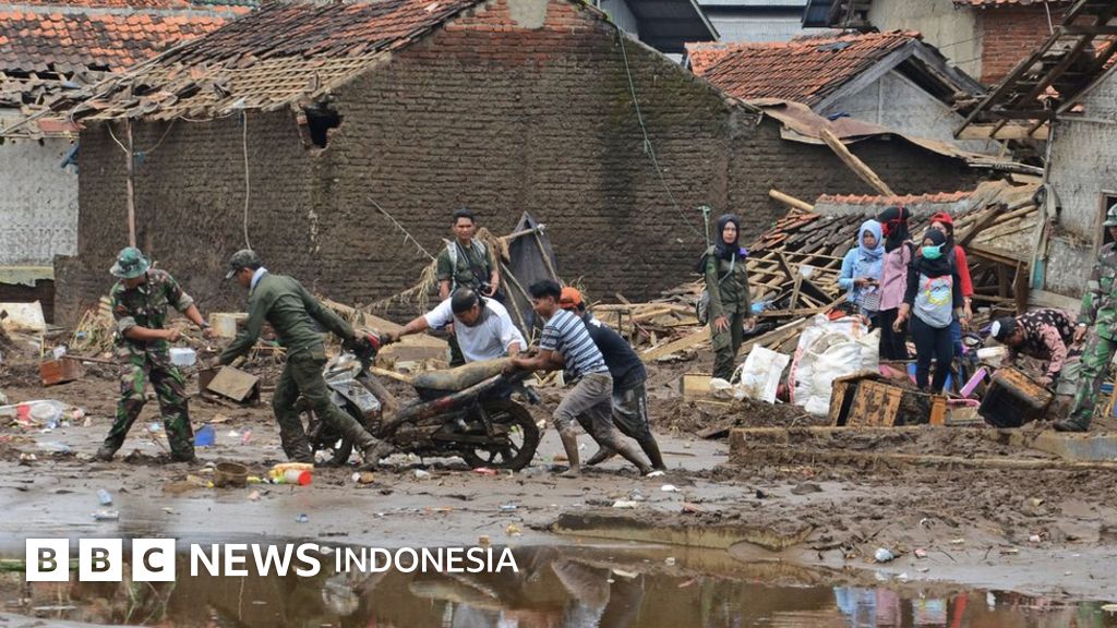 Jabar dilanda banjir, ribuan warga Karawang mengungsi - BBC News Indonesia