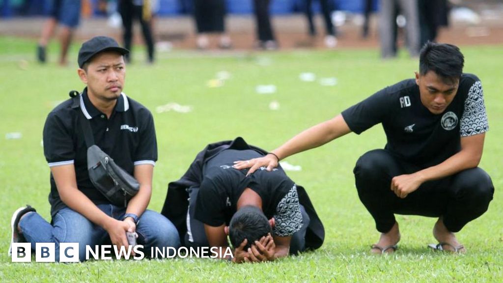 Tragedi Stadion Kanjuruhan: Menit-menit mematikan, ‘jeritan, tergeletak pingsan, tak bernyawa ...