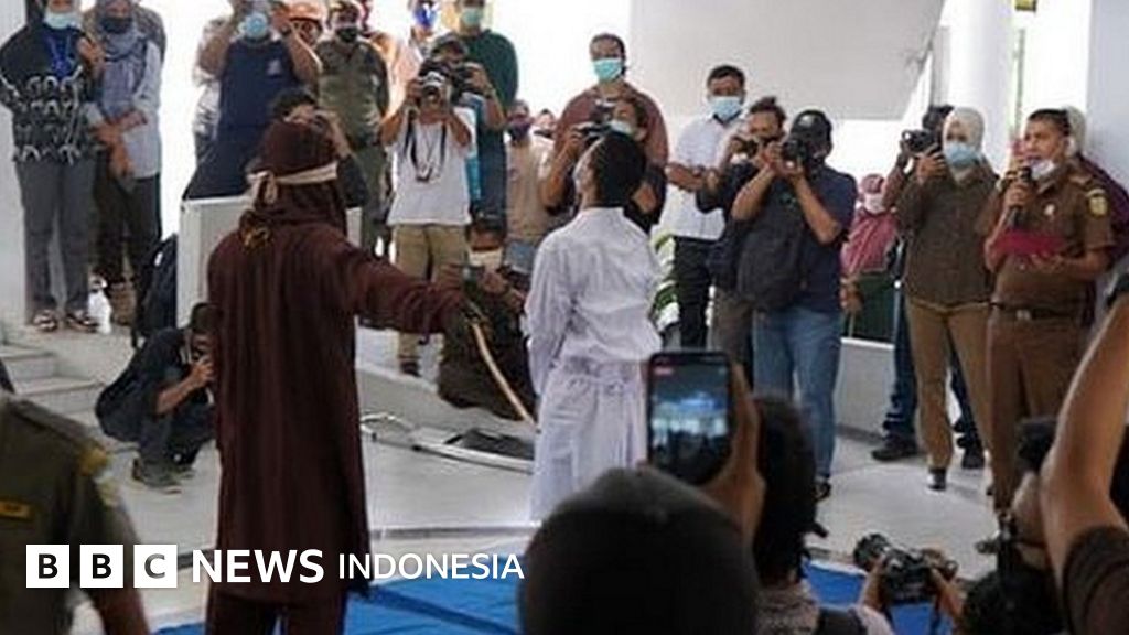 Mengapa Aceh tetap gelar hukuman cambuk saat pandemi dan dihadiri banyak orang? - BBC News Indonesia