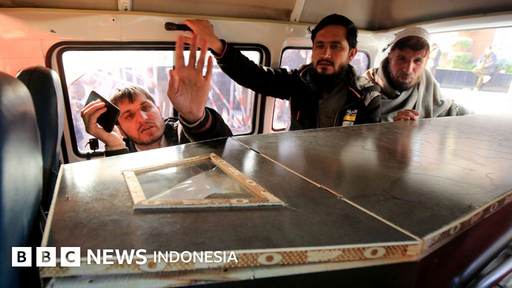 Bom bunuh diri di masjid Pakistan: Korban tewas ledakan mencapai 100 orang - BBC News Indonesia