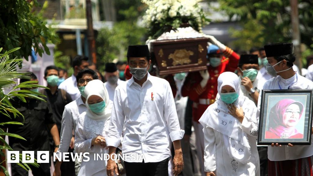 Ritual 'brobosan' antar jenazah ibunda Presiden Jokowi ke ...