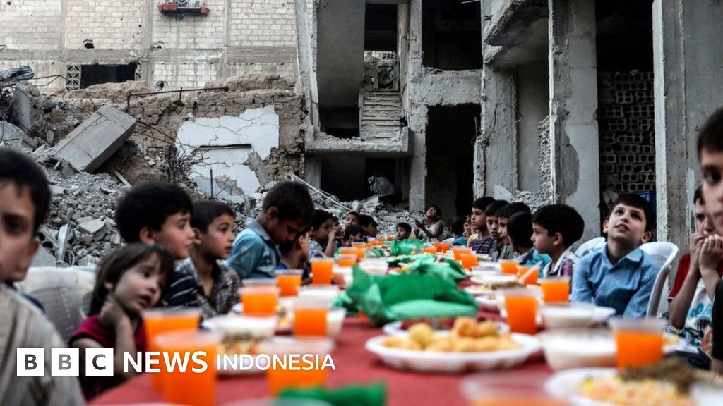 Buka puasa warga Suriah di tengah reruntuhan perang - BBC News Indonesia