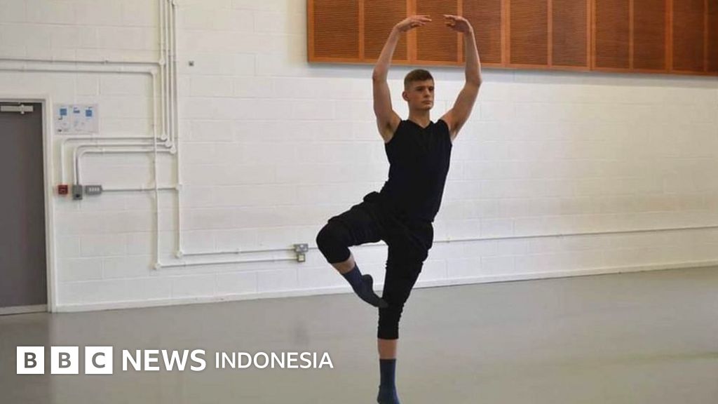 Seorang prajurit Inggris memadukan kecakapan militer dengan tari balet ...