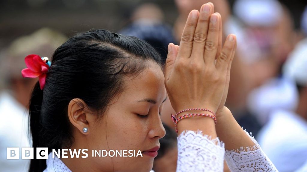 Demi sembahyang, Gubernur Bali Mangku Pastika terobos zona bahaya Gunung Agung - BBC News Indonesia