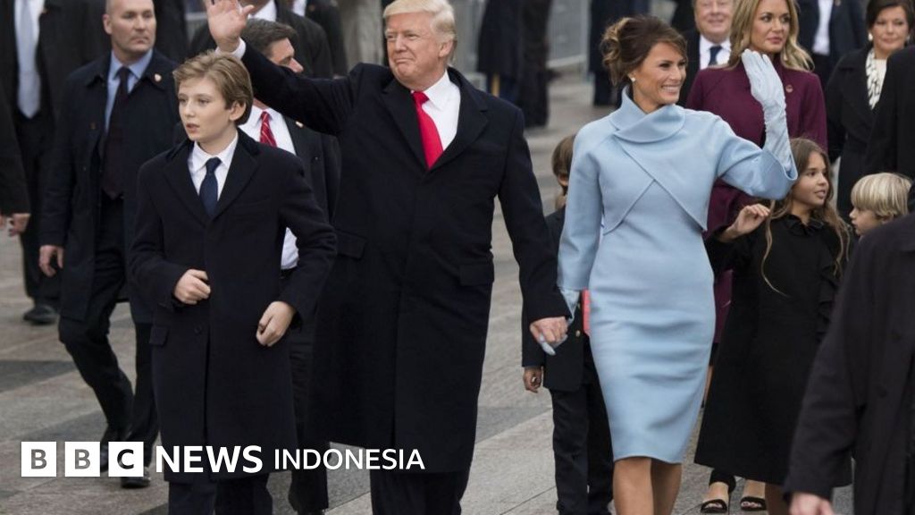Perolok anak bungsu Donald Trump, penulis program televisi diskors ...