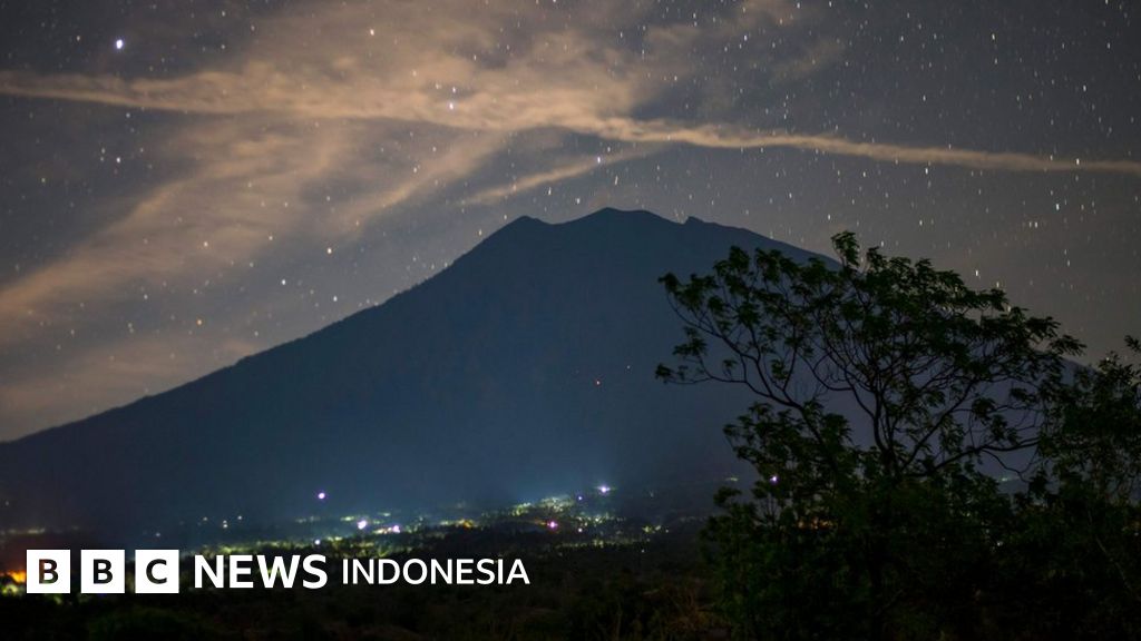'Ada rekahan di kawah Gunung Agung, magma terlihat di permukaan' - BBC News Indonesia