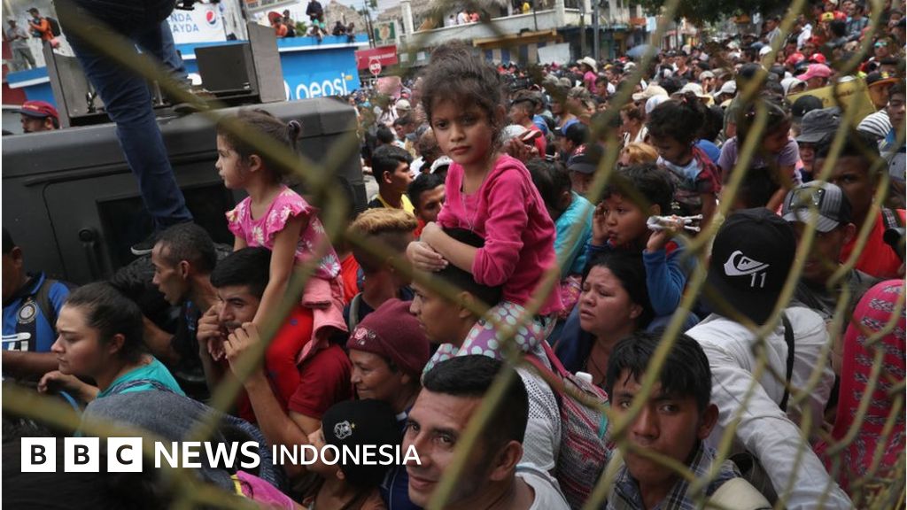 Menuju AS, rombongan besar imigran dihadang polisi antihuru-hara ...