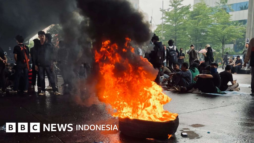 Demo 'Indonesia Gelap' berlangsung di Makassar dan kota lainnya – Apa reaksi Prabowo? - BBC News ...