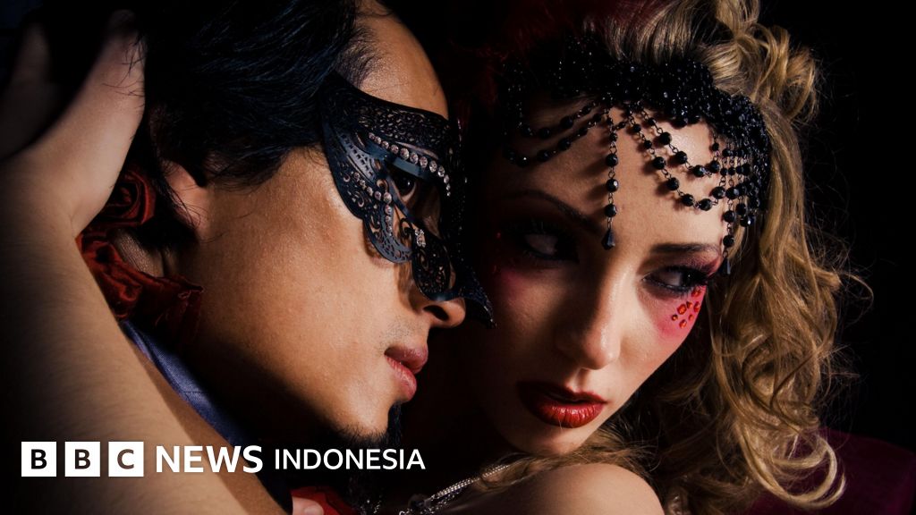 LGBTQ: Mengapa polisi Rusia menggerebek pesta seks? - BBC News Indonesia