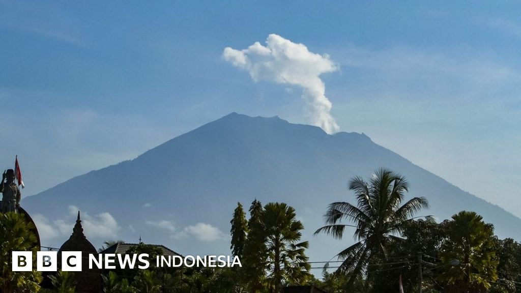 Status Gunung Agung diturunkan, sebagian pengungsi dapat dipulangkan - BBC News Indonesia