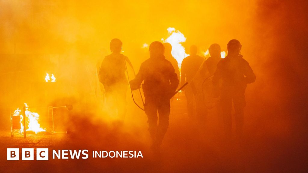 Papua: Kerusuhan di Dogiyai, puluhan bangunan terbakar situasi disebut seperti 'kota mati' - BBC ...