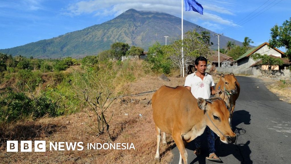 Gunung Agung naik ke level 'oranye', penerbangan diminta waspada - BBC News Indonesia