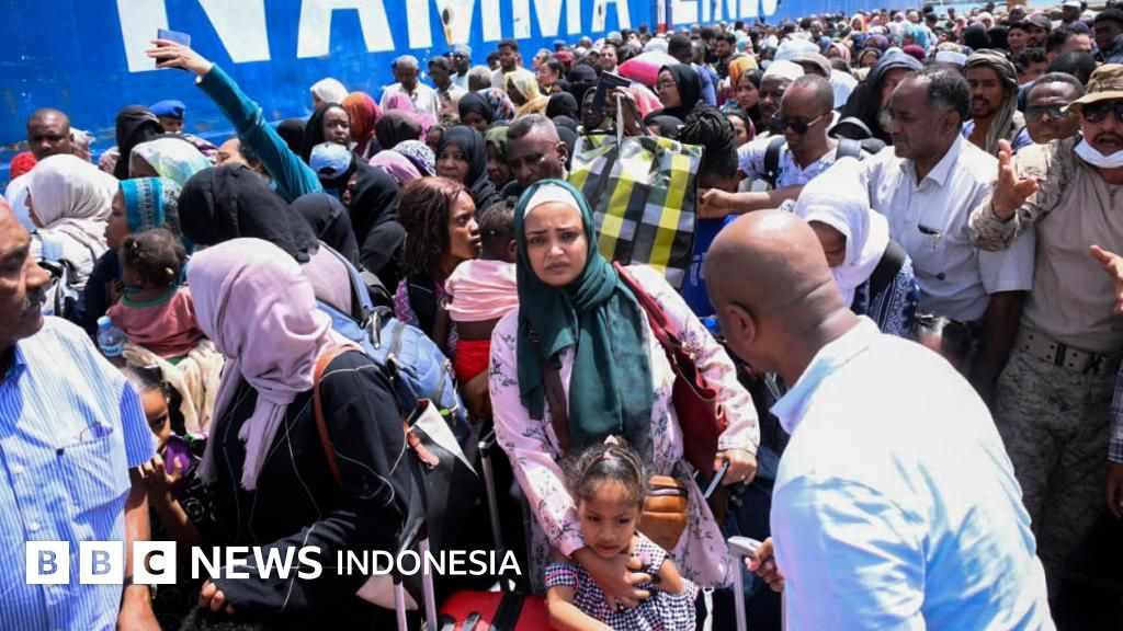 Konflik Sudan: Kekacauan di pelabuhan ketika ribuan orang bergegas kabur dari perang - BBC News ...