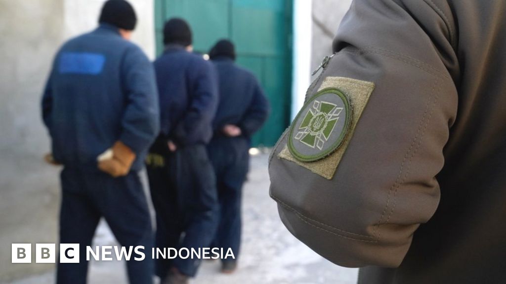 Perang Ukraina: Berkunjung ke kamp tawanan perang untuk tentara Rusia ...