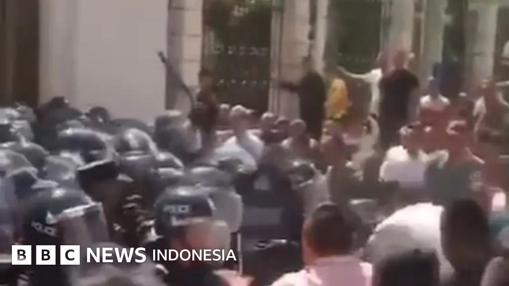 Warga Muslim China bentrok dengan polisi imbas keputusan pembongkaran kubah masjid yang dianggap ...