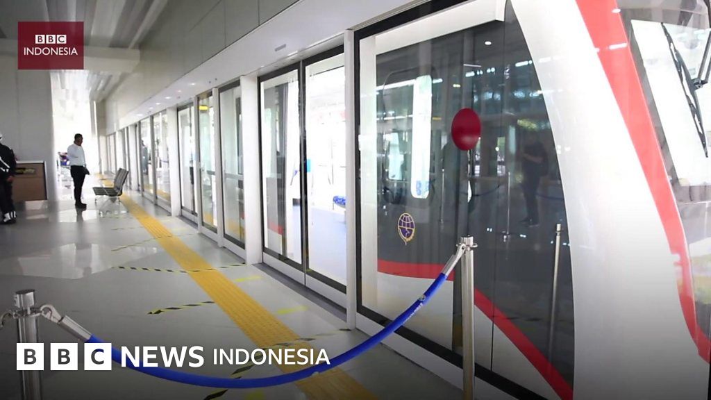 Skytrain vs Shuttle Bus Bandara Soetta - BBC News Indonesia