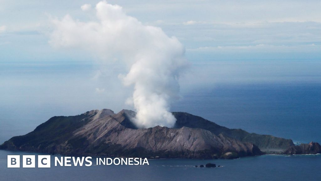 Gunung api Pulau Putih: Tentara Selandia Baru evakuasi enam jasad turis ...