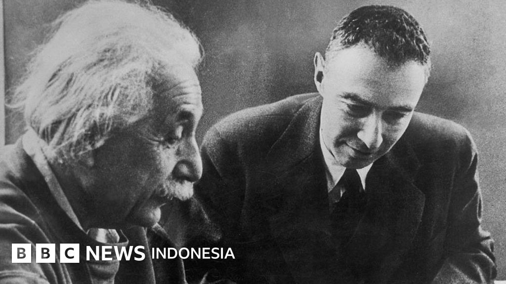 Oppenheimer dan Einstein: 'Hubungan rumit' antara bapak bom atom dan ...