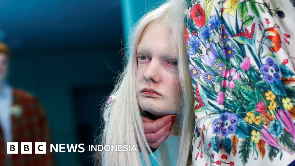 Model menjinjing kepalanya sendiri: 'Fashion Show' apa ini? - BBC News ...