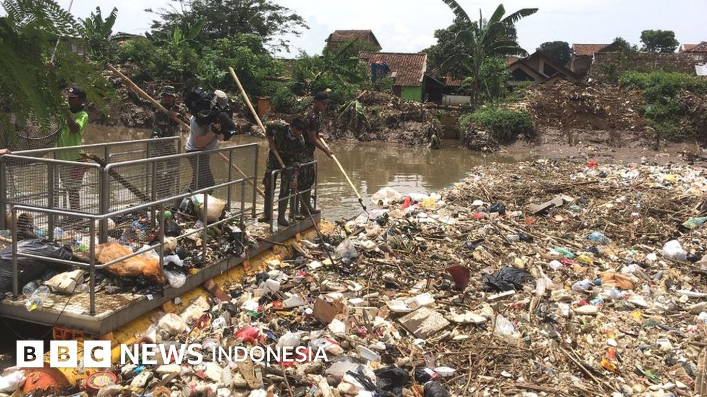 Gunung Sampah Plastik Raksasa Menyumbat Sungai Di Indonesia Bbc News