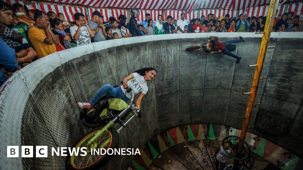 Karmila: Joki perempuan 'pertama' di dunia tong setan Sumatra - BBC ...