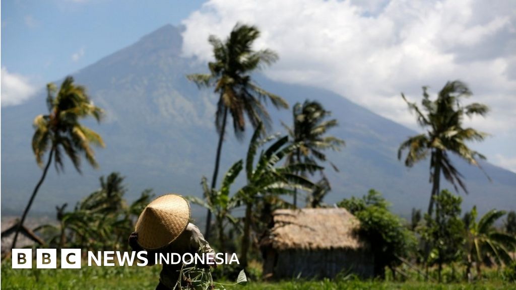 Rekahan kawah 'makin lebar', Gunung Agung 'siap meletus' - BBC News Indonesia