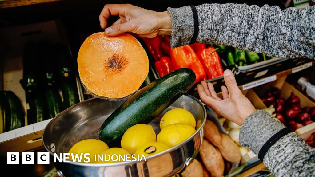 Bagaimana mikroplastik merasuki buah-buahan dan sayuran yang kita makan? - BBC News Indonesia