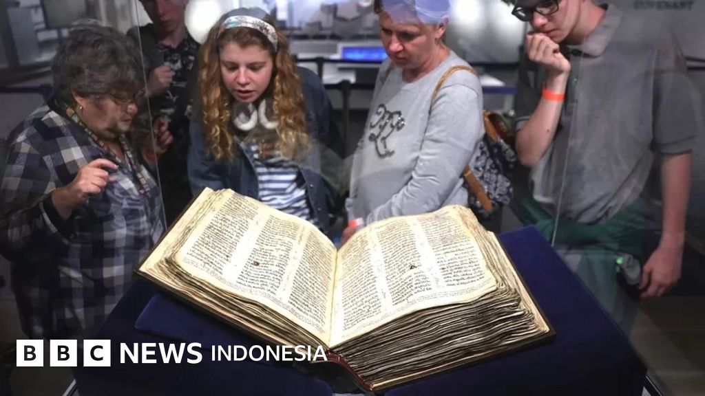 Kitab Ibrani terlengkap dan tertua dipajang di Israel sebelum dijual ...