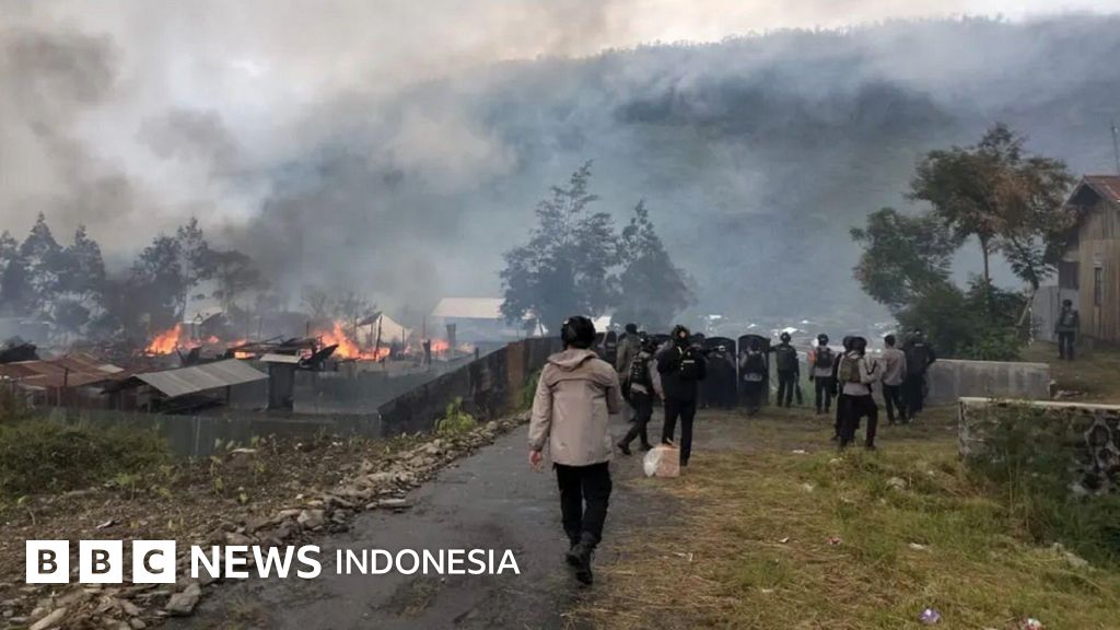 Papua: Kronologi konflik Pilkada di Puncak Jaya, dari saling serang panah hingga pembakaran ...
