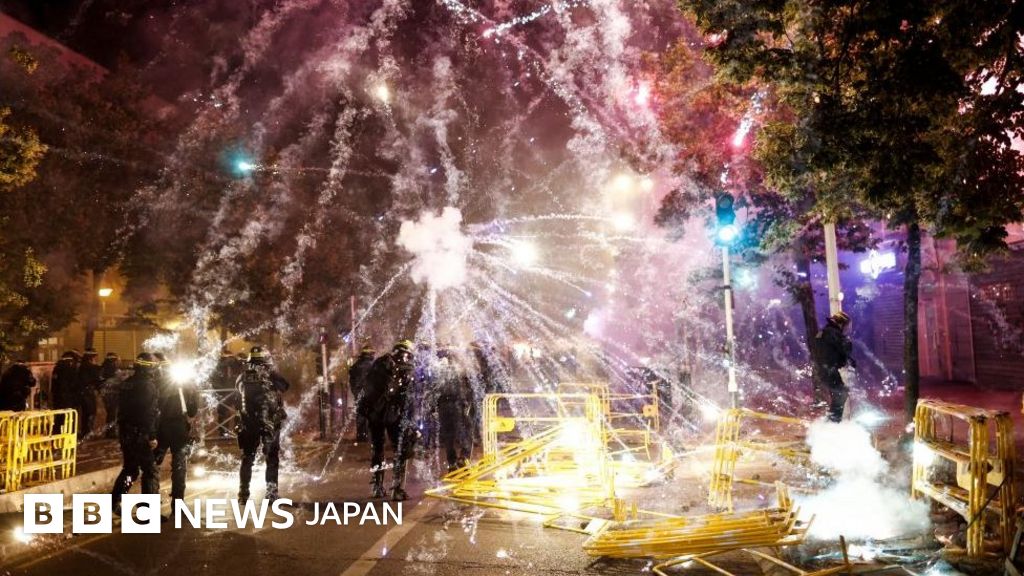 警察が交通検問で17歳ドライバーを射殺 フランス各地で抗議デモ、150人逮捕 - BBCニュース