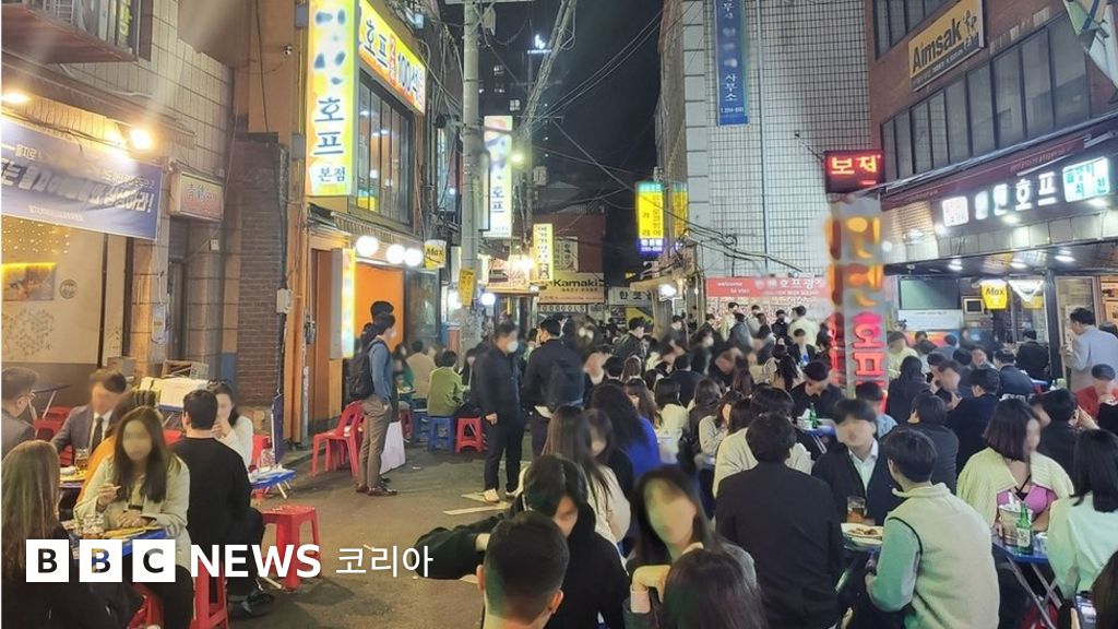 거리두기 해제 첫날…기대 반 우려 반 Bbc News 코리아