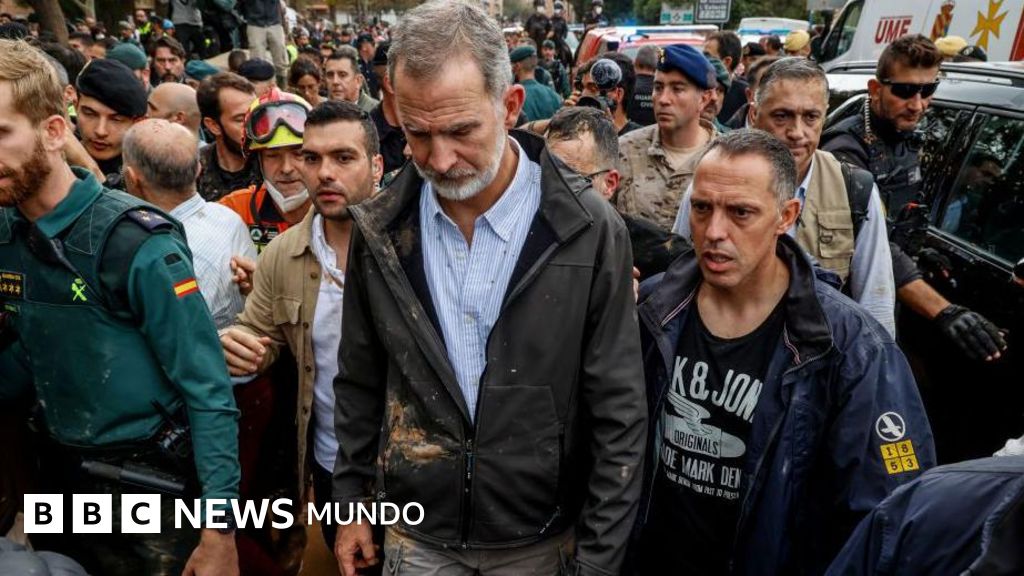 DANA Valencia: al grito de "asesinos" y arrojándoles barro reciben al ...