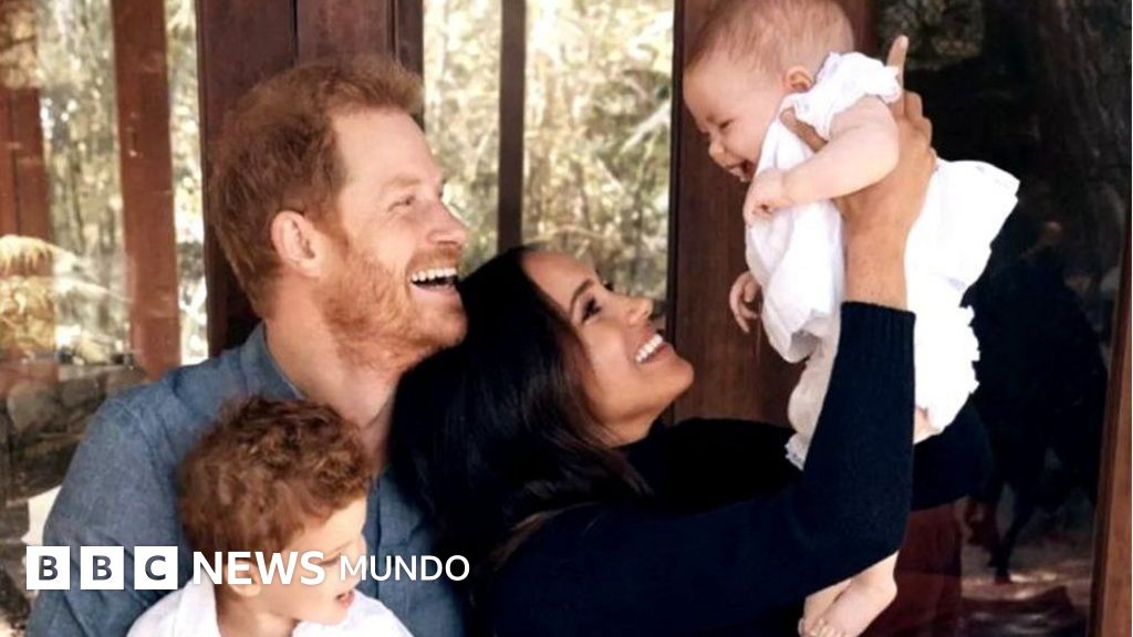 El príncipe Harry y Meghan Markle hacen pública la primera imagen de su hija Lilibet - BBC News ...