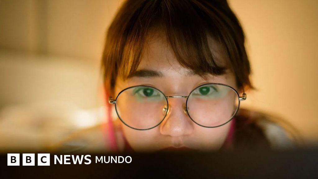 Las compañías que están empujando a los jóvenes al agotamiento extremo - BBC News Mundo