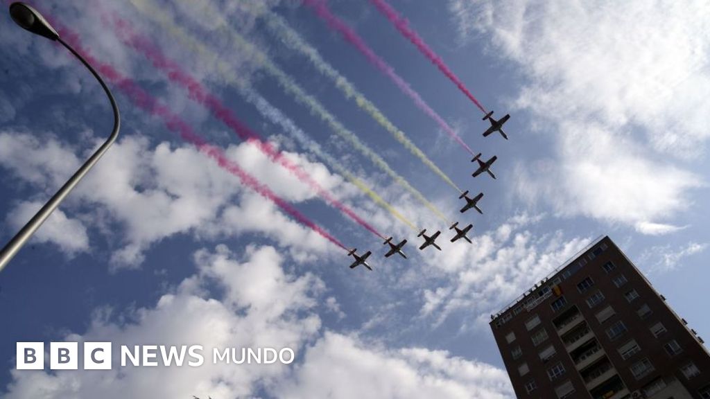 Muere un piloto al estrellarse su avión militar tras participar en el desfile por la Fiesta ...