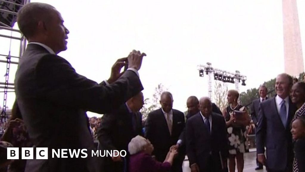 El momento en que George W. Bush no puede sacarse un selfie y le pide ...