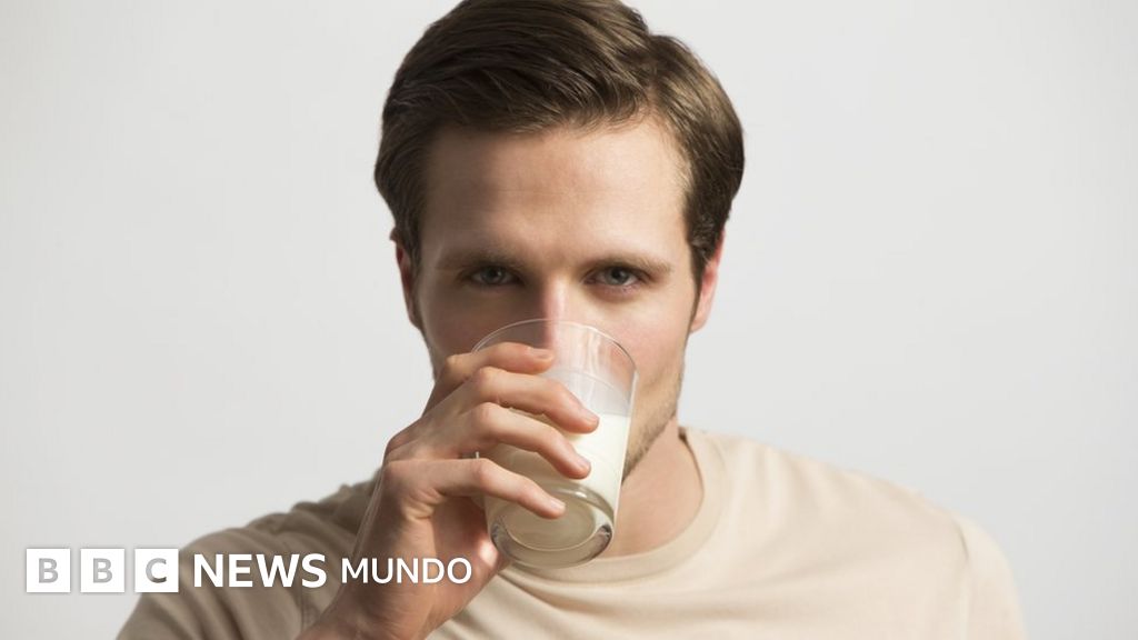 ¿Realmente beber leche hace más fuertes los huesos? - BBC News Mundo